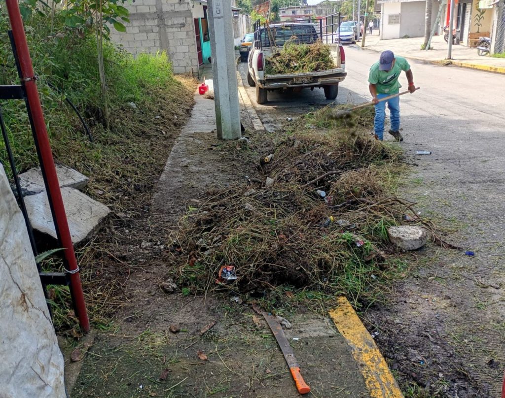 Dan mantenimiento en Calzada Tlacotengo
